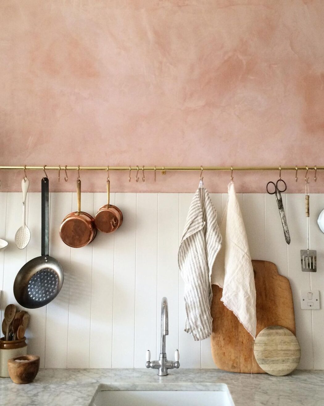 6 Kitchen Rail Ideas That Keep Your Utensils Within Reach - SemiStories