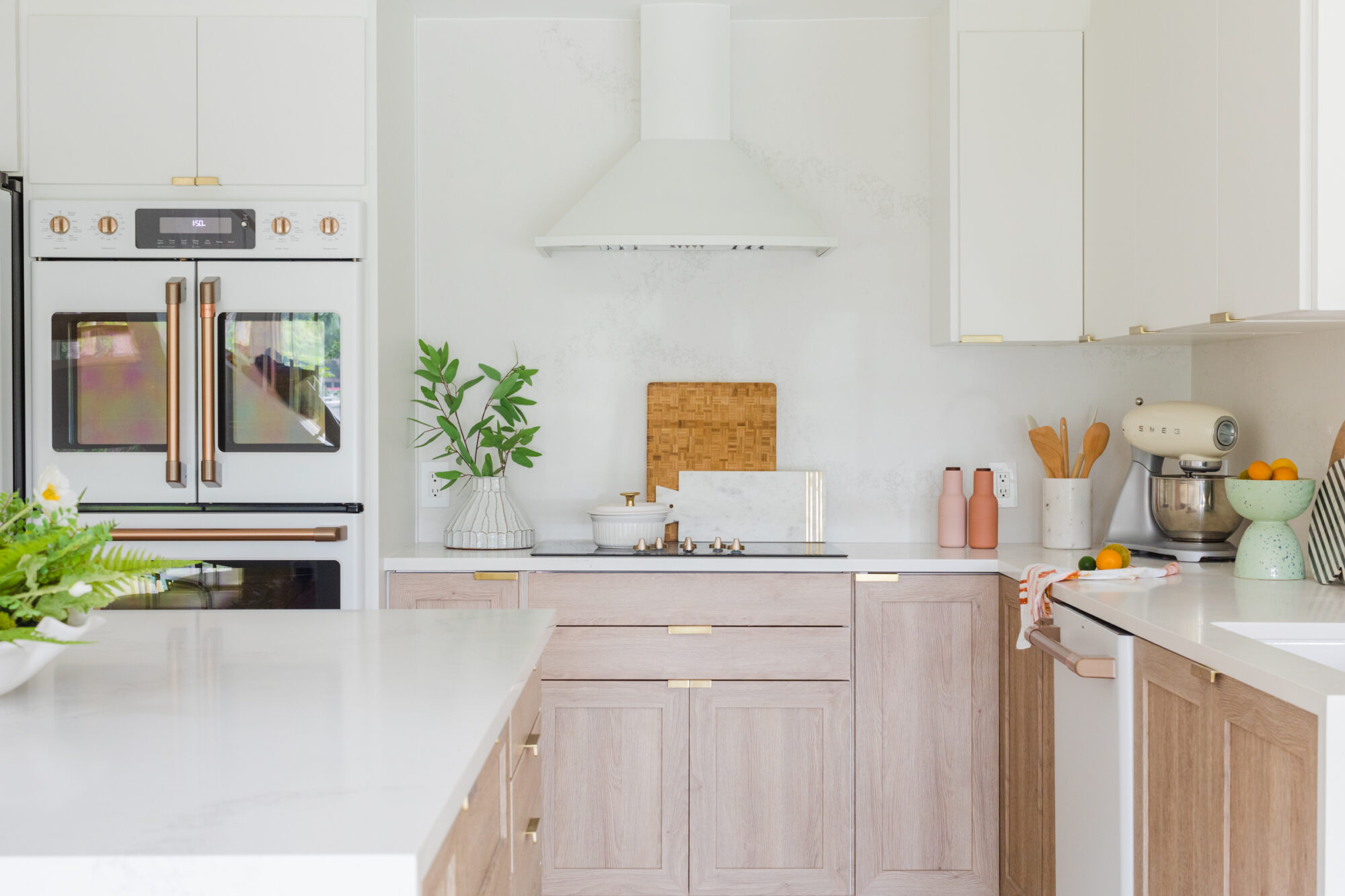 6 Two-Tone Kitchens We’re Crushing On Right Now - SemiStories