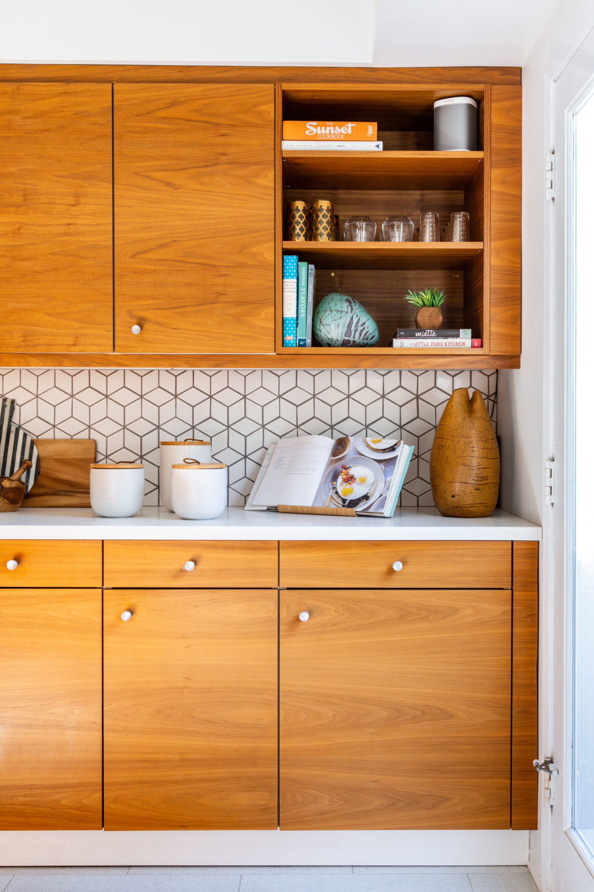 The Front Is the Ultimate Choice For a Midcentury Kitchen