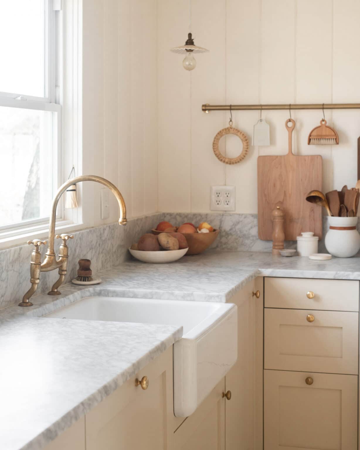 Cottagecore Fans: You’re Going to Love This Neutral Kitchen - SemiStories