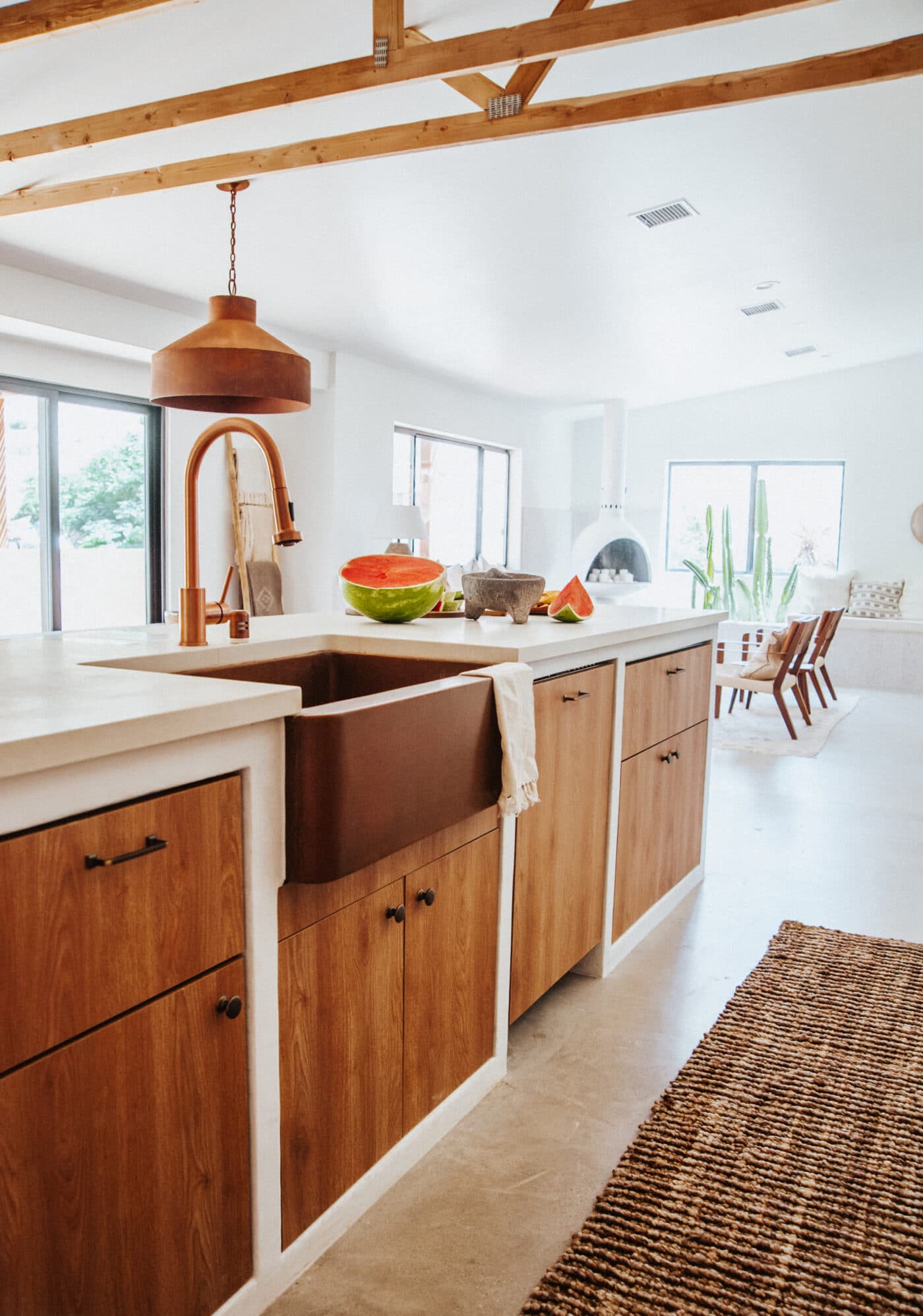 6 Versatile Farmhouse Kitchen Sink Ideas - SemiStories