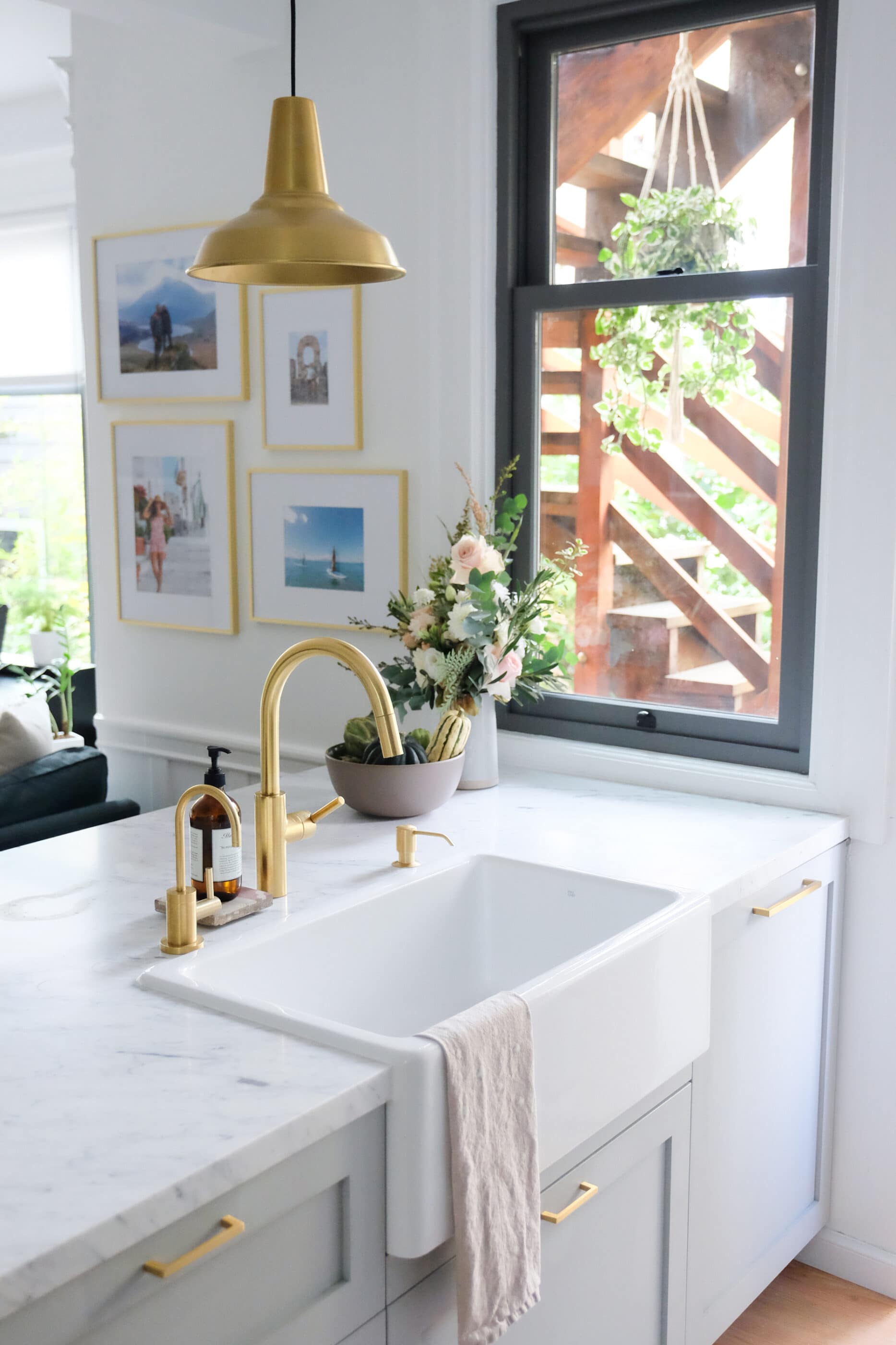 6 Versatile Farmhouse Kitchen Sink Ideas - SemiStories