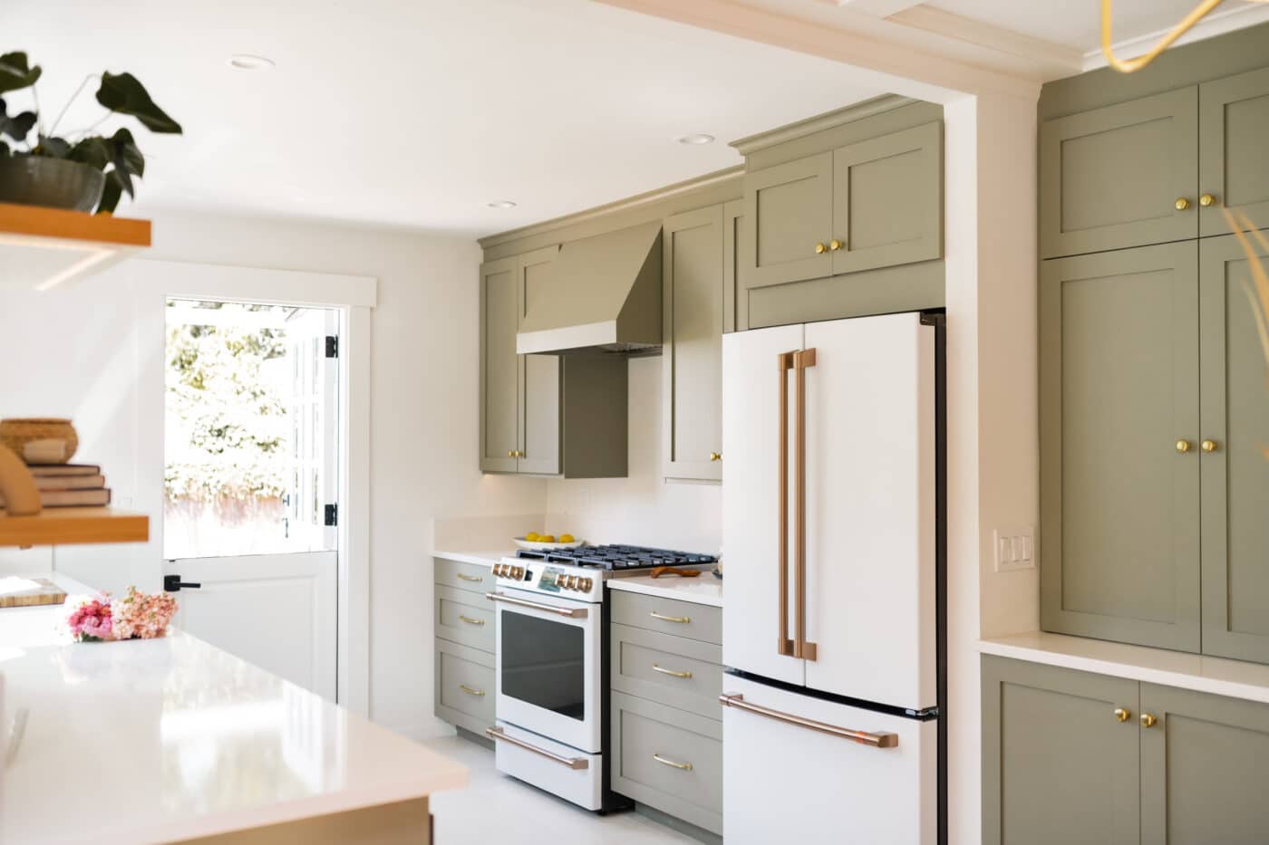 7 Slab Kitchen Cabinet Ideas That Go Beyond Modern - SemiStories