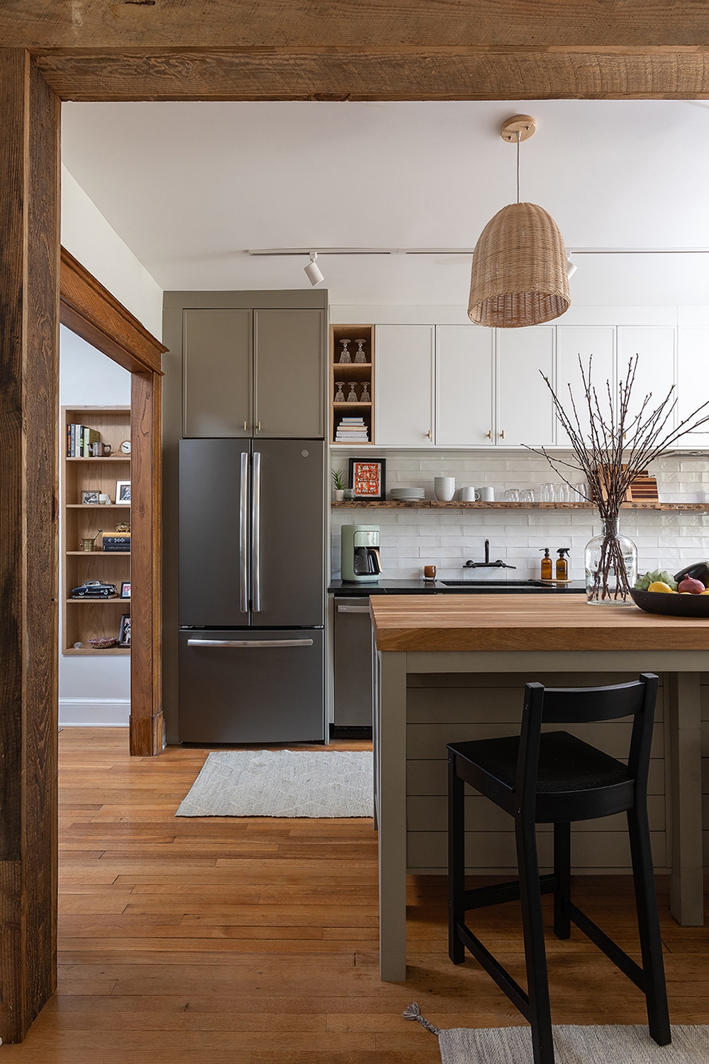 A D.C. Row House Gets a Two-Tone Kitchen Makeover