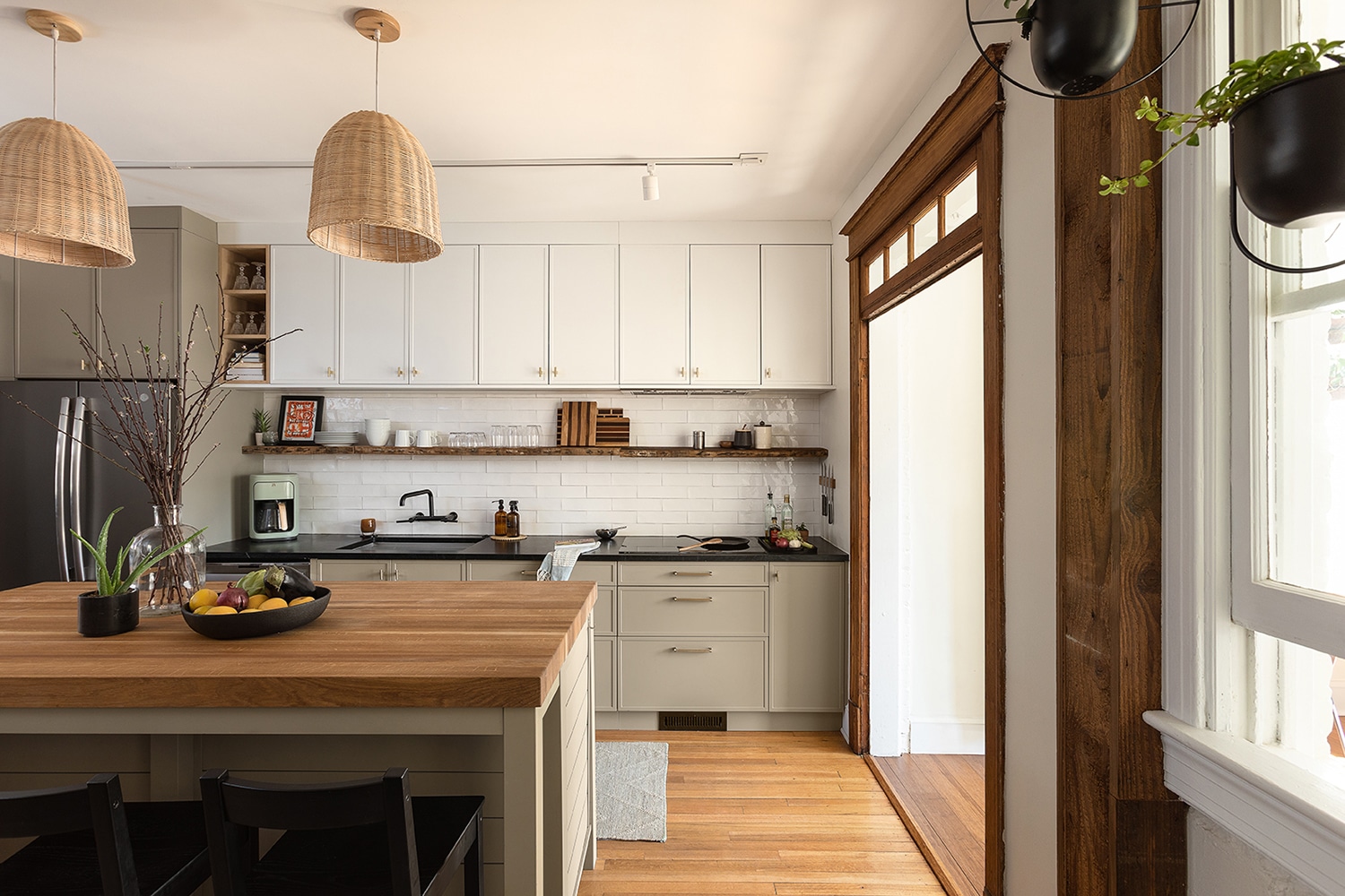 A D.C. Row House Gets a Two-Tone Kitchen Makeover